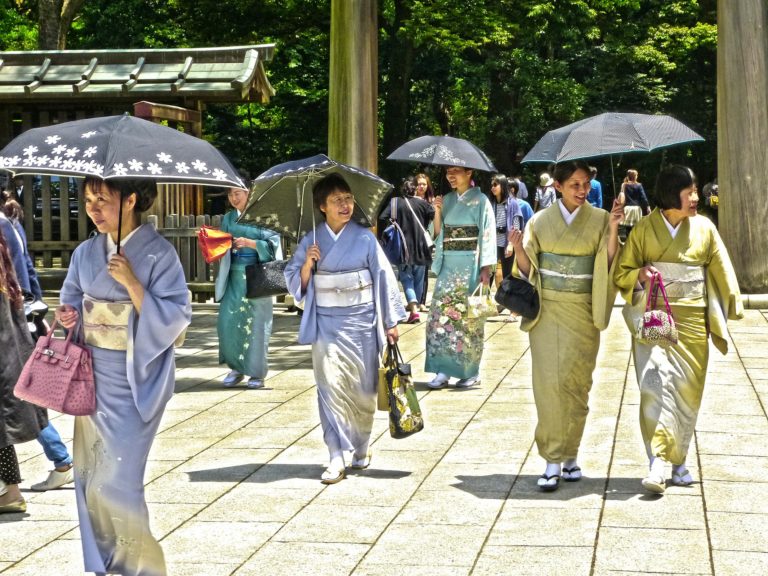 Japanese Cultural Norms and Values for Tourists and Foreigners ...